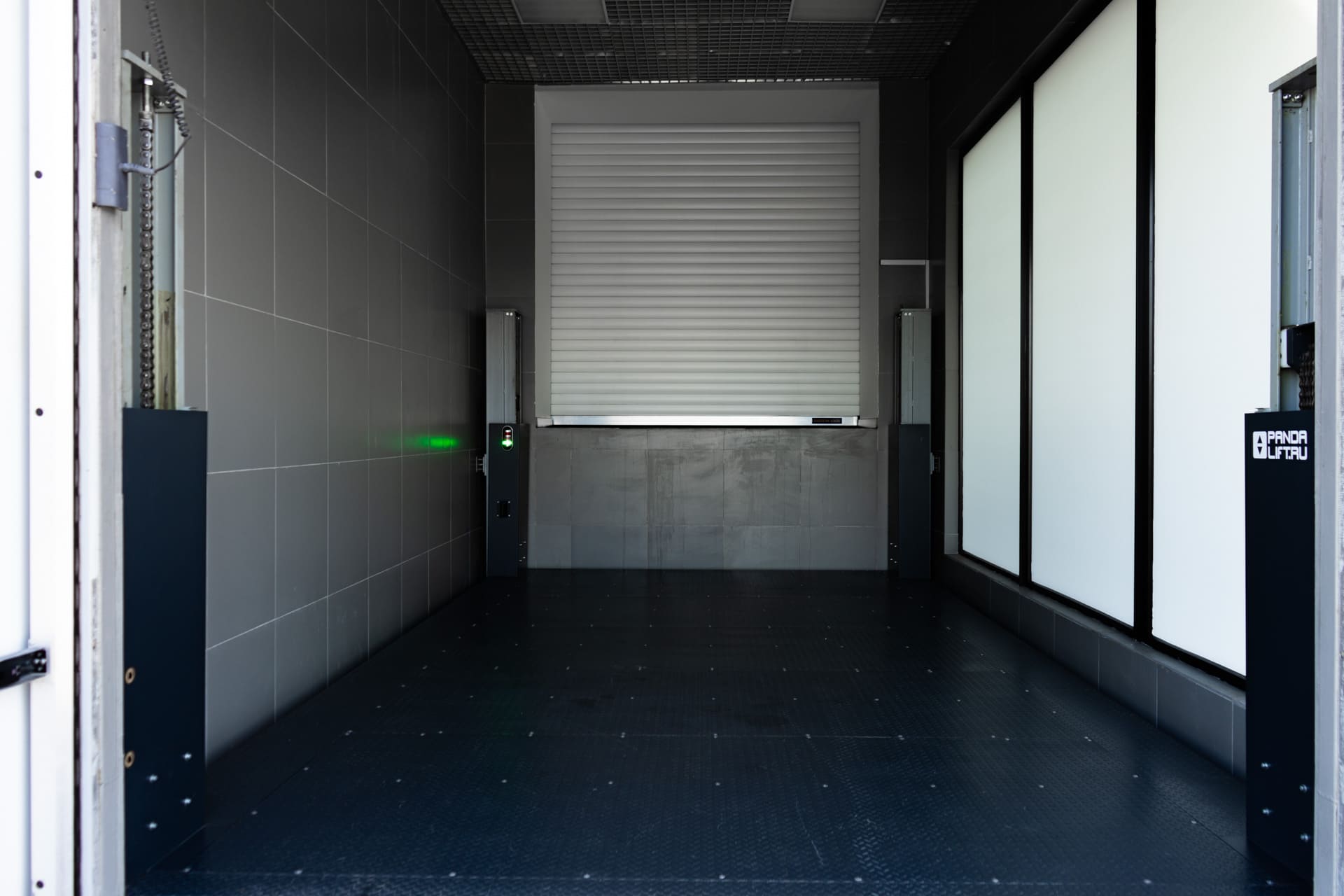 TITAN-3000 car lift for a Lamborghini showroom - PANDA LIFT