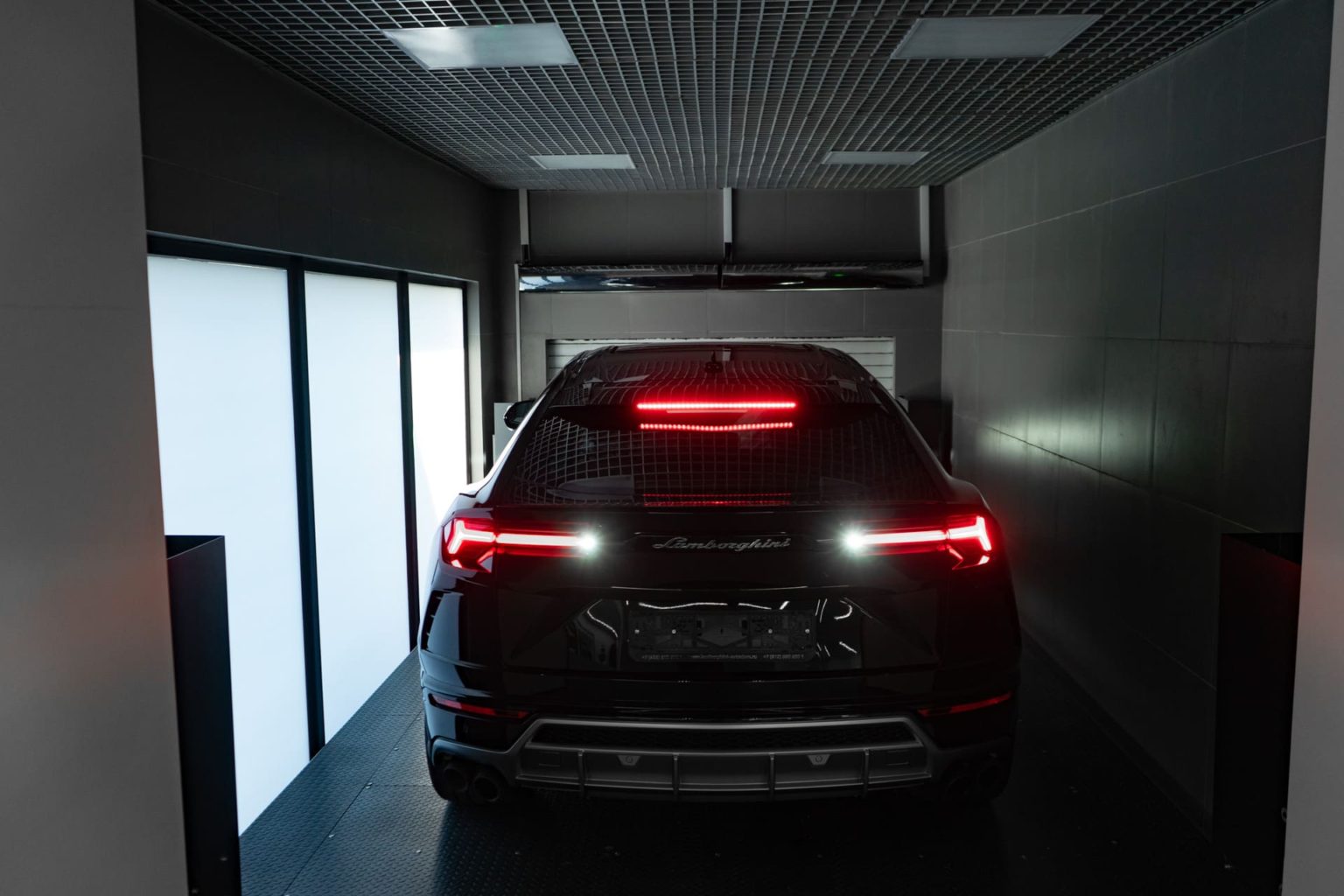 TITAN-3000 car lift for a Lamborghini showroom - PANDA LIFT